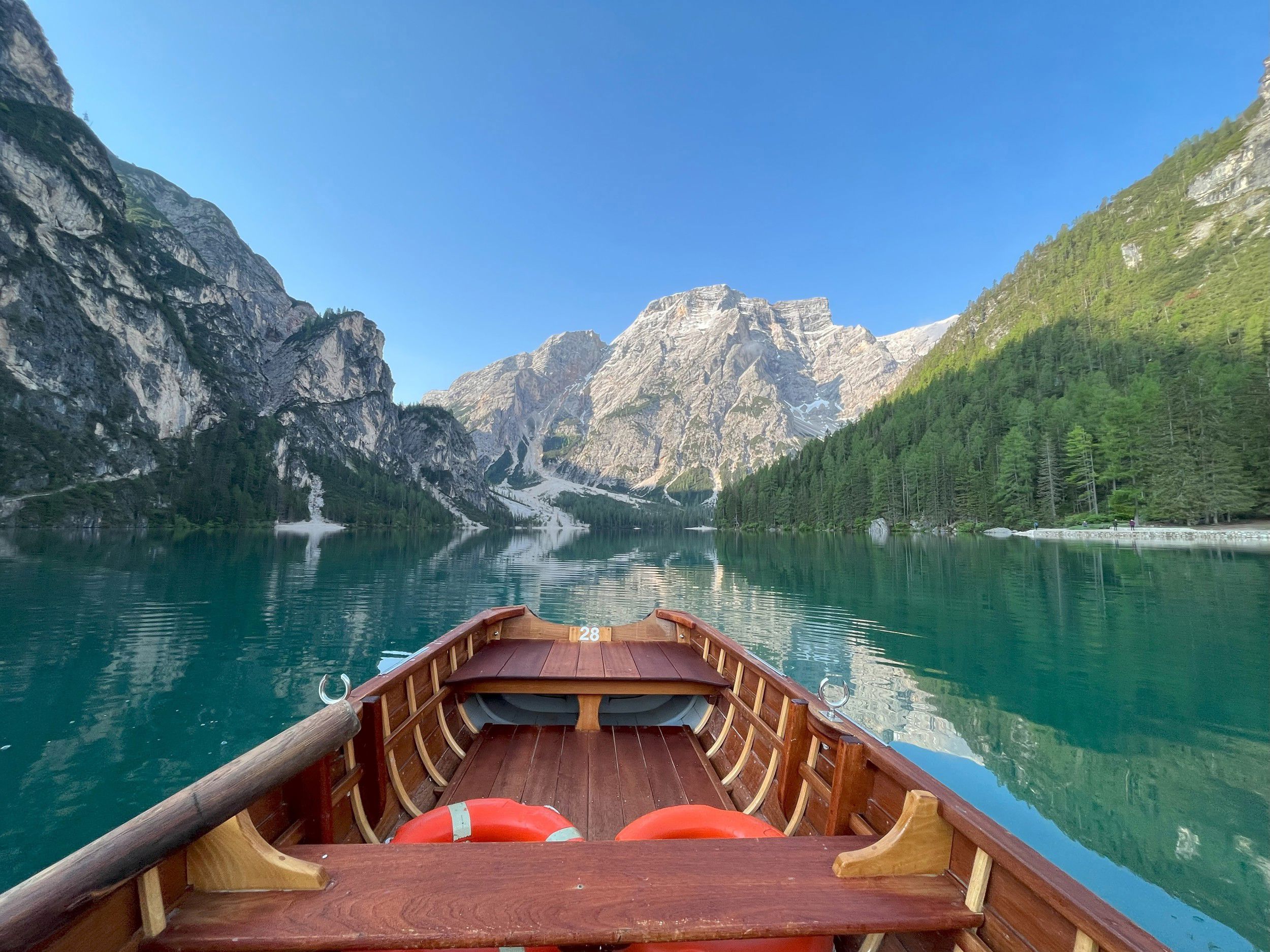 Bootsfahrt auf Bergsee mit Dolomitenpanorama | Südtirol Blog